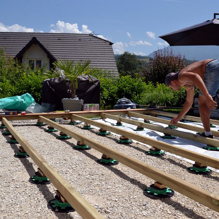 Poser une terrasse sur plot - Provence Terrasse Bois - Magasin de ...